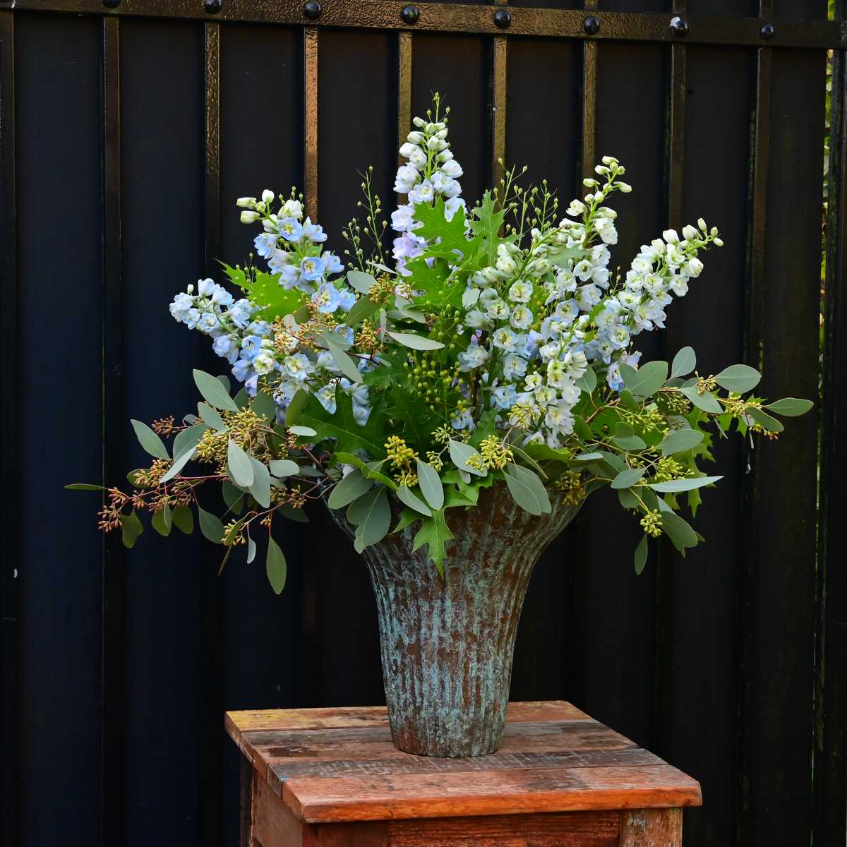 Large deluxe cast iron vase with verdigris patination Ø: 29,5 cm H: 29 ...